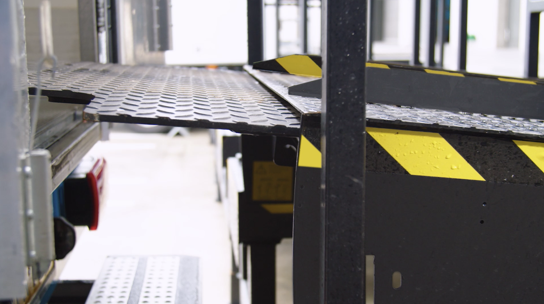 Loading systems - Mini dock leveller - Video agency Viduate